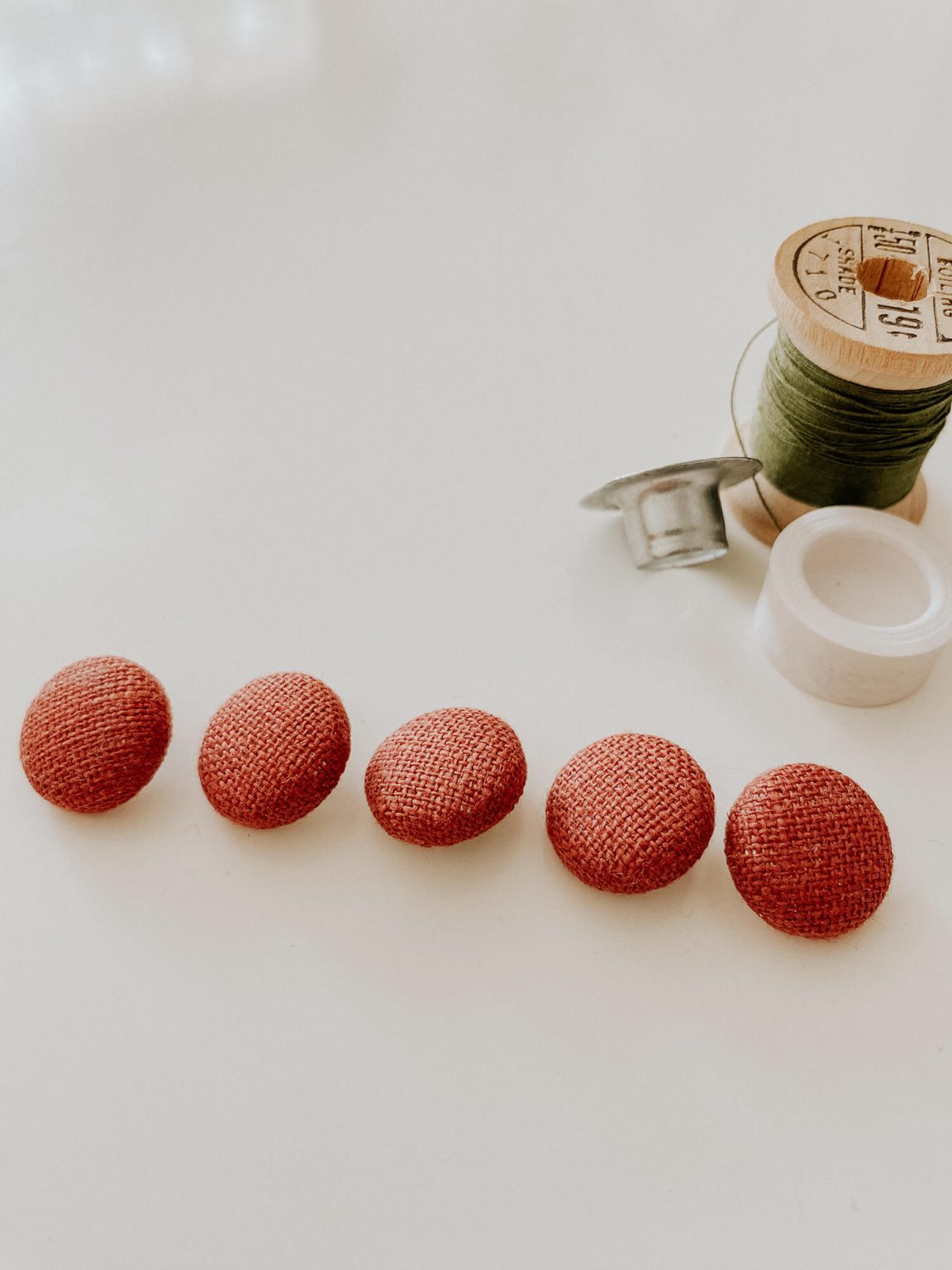 Tutorial: How to Make Fabric Buttons – the thread