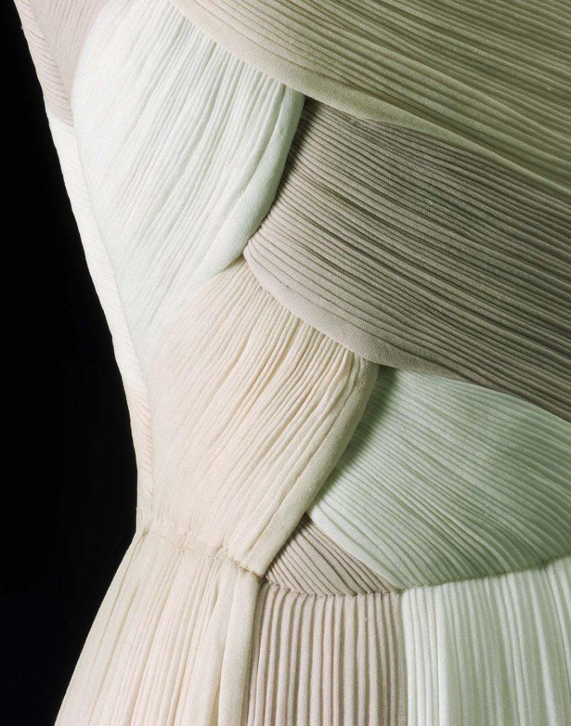 Drapes and Columns: The Statuesque Fashion of Madame Grès – the thread